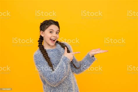 어린 시절의 행복 아름다운 꼰 긴 머리 세련된 머리띠와 피그 테일 복사 공간을 복사합니다 십대 소녀 발표 제품 전문적인 머리 아이 패션과 아름다움 미용사 후 작은 소녀 땋은