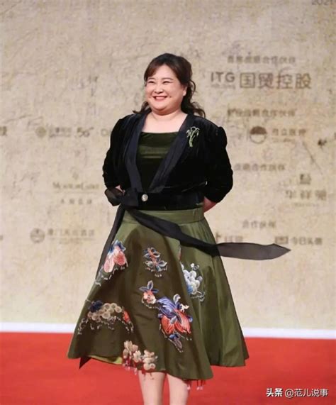 贾玲“整容式”近照曝光：暴瘦40斤，颜值逆天，我却笑不出来