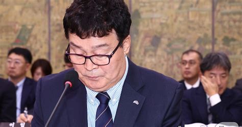 김택규 배드민턴협회장 연이은 질의에 굳은 표정