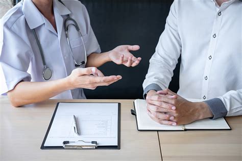 醫生諮詢患者檢查 提出有關問題的結果症狀 並推薦治療方法 醫療保健和醫療概念 照片檔及更多 健保和醫療 照片 健保和醫療 各種病症