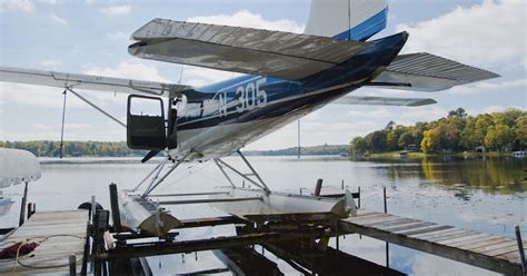 나무 선착장 위에 앉아 있는 작은 비행기 사진 Unsplash의 개인 비행기 이미지