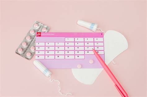 중요 한 일 여성 달력 분홍색 배경에 생리 기간 동안 통증 약에 대 한 탐폰 여성 위생 패드 생리 주기 및 배 란 추적 0명에