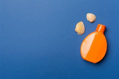 색상 배경에 태양 보호 크림과 바다 껍질이있는 병 상단 전망 0명에 대한 스톡 사진 및 기타 이미지 0명 개인 장식품