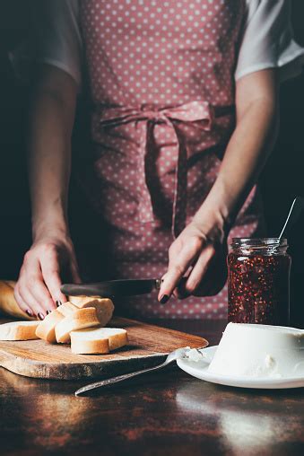 자른 앞치마 절단 바게트 보드에 크림 치즈 근처에 여자의 이미지와 테이블에서 잼의 항아리 미식가에 대한 스톡 사진 및 기타