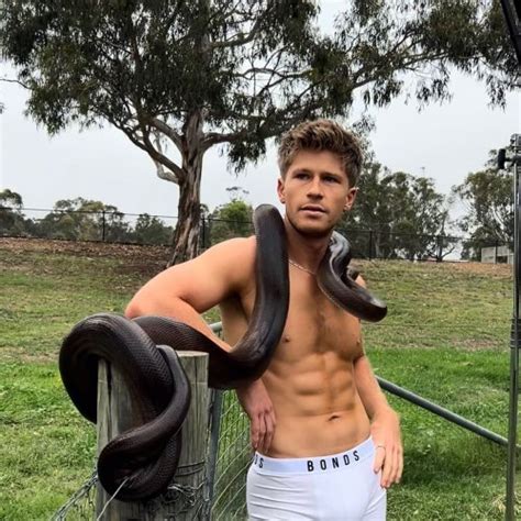 Robert Irwin Bonds Campaign Bts Of His Fitness Transformation Us Weekly