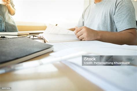교육 교육 학습 및 사람들 개념입니다 두 고 등 학생 또는 교실에 통합 학습 교사도 친구 들과 함께 최대 잡기 도움이 친구와