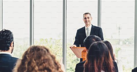 세미나 회의에서 만나는 사업가 그룹 직원 교육 교육 세션에서 강사의 말을 듣는 청중 전문가 연사와 함께하는 사무원 커뮤니티 서밋 포럼 사진 Unsplash의 관객 이미지