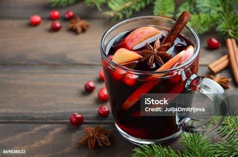 크리스마스 Mulled 와인 애플와 크랜베리 휴일 개념 전나무 가지 크랜베리와 향신료와 함께 장식 되어 있습니다 멀드 와인에 대한 스톡 사진 및 기타 이미지 Istock