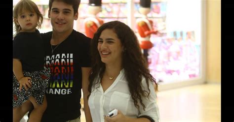 Lívian Aragão curte dia de compras o namorado Nicolas Prattes em shopping Purepeople
