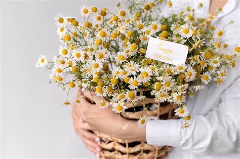 꽃다발을 들고 손을 닫습니다 무료 사진