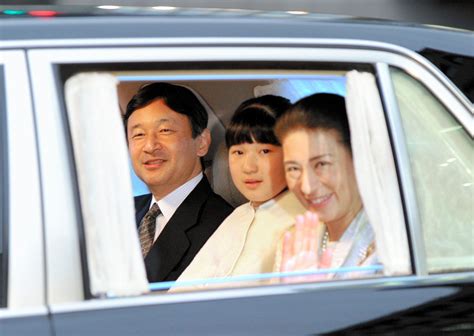 2011年12月、愛子さま10歳の誕生日のあいさつのため、皇居に入る皇太子ご一家（当時）（2135）－天皇、皇后両陛下の長女愛子さま 天皇