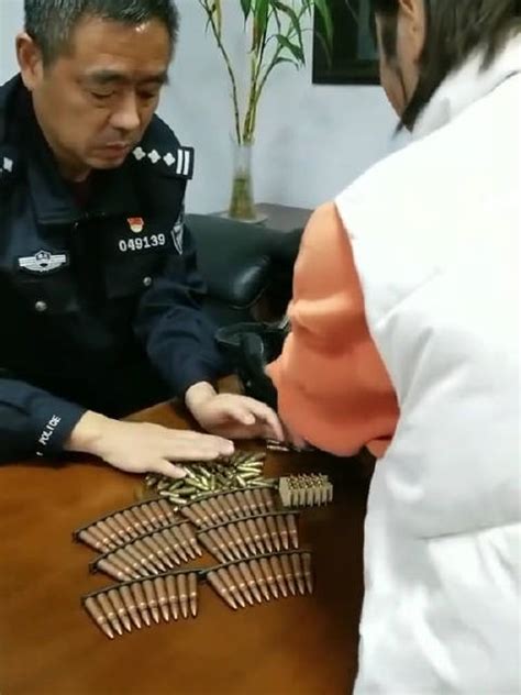 房县某一市民在废弃老屋发现200余发军用子弹后上交公安机关 手机新浪网