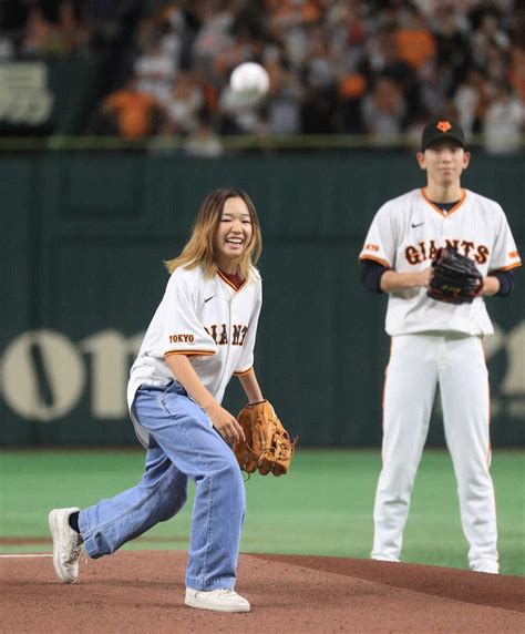 ＜巨・神＞始球式を行うスケートボード金メダリストの吉沢恋（撮影・西川祐介） ― スポニチ Sponichi Annex 野球