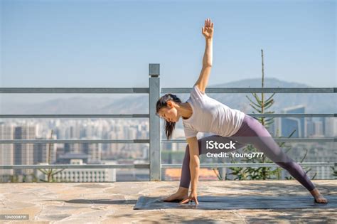 젊은 아시아 여자 연습 요가 에 도시 공공 광장 20 29세에 대한 스톡 사진 및 기타 이미지 20 29세 가냘픈 건강한