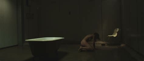 Tabrett Bethell Nue Dans The Clinic