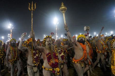 Mahakumbh 2025 महाकुंभ में तीसरा अमृत स्नान तलवार गदा लिए घोड़ों पर