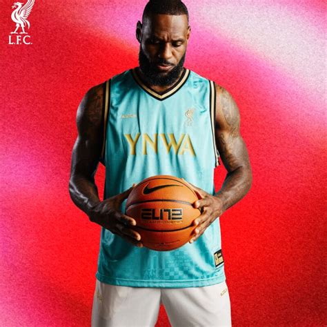 Lebron James Sinvite Sur Le Nouveau Maillot De Liverpool