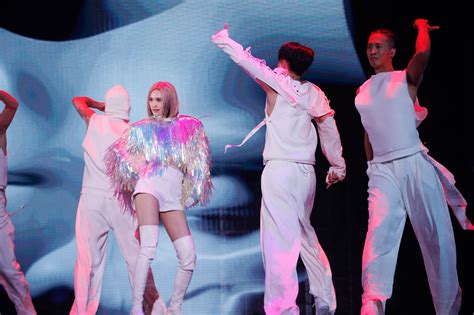 杨丞琳演唱会现场照曝光 身披彩带边唱边跳好有范 搜狐大视野 搜狐新闻