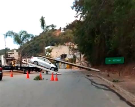 Carro Derruba Poste Em Coronel Fabriciano