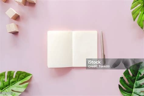 분홍색 테이블 배경에 펜과 녹색 잎 메모 책의 공간을 복사합니다 빈티지 톤 필터 색상 스타일입니다 0명에 대한 스톡 사진 및