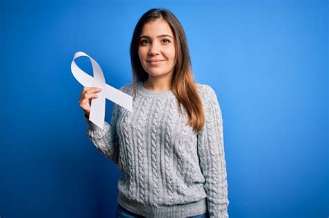 젊은 금발 의여성 보유 암 인식 과 중지 여성 폭력 흰색 리본 스마트 얼굴에 자신감 표정 심각한 생각 감정에 대한 스톡 사진 및 기타 이미지 Istock