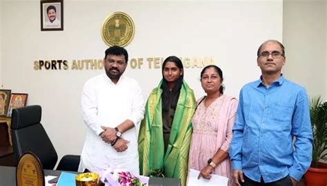 Tennis తెలంగాణ యువ టెన్నిస్ క్రీడాకారిణి రిషితా రెడ్డికి సన్మానం