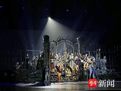 《金陵十三钗》首进剧院合成，刻满名字的“城砖”震动人心道具表演元素