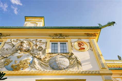 폴란드 바르샤바의 Wilanow Palace Wilanów 지구에 위치한 바로크 양식의 왕궁 바로크 양식의 외관을 클로즈업한