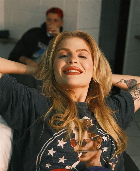 Afastada das redes sociais Luisa Sonza aparece para comemorar milhões de streams de novo álbum