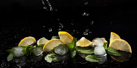 暗い背景に水のスプラッシュでミントレモンと氷 かんきつ類のストックフォトや画像を多数ご用意 かんきつ類 しずく しぶきを上げる