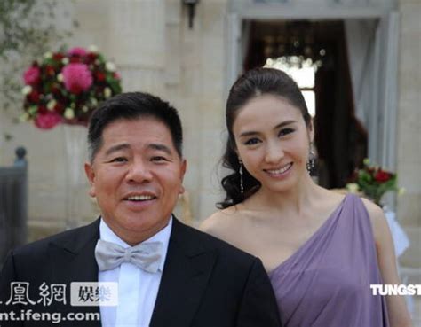 亿万富太黎姿与老公约会 三女儿穿校服活泼可爱