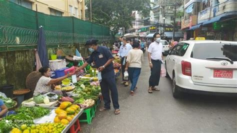စမ်းချောင်းမြို့နယ်အတွင်း ကိုဗစ် ၁၉ ကာကွယ်ရေးအတွက် မြင့်မိုရ်လမ်း ယာယီပျံကျဈေးအတွင်း နှာခေါင်းစည