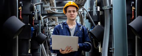 산업 냉각탑 에어컨을 조사하는 엔지니어는 공기 시스템을 제어하기 위해 대형 산업 건물의 냉각 공기 냉각기 Hvac입니다 30 34세에 대한 스톡 사진 및 기타 이미지