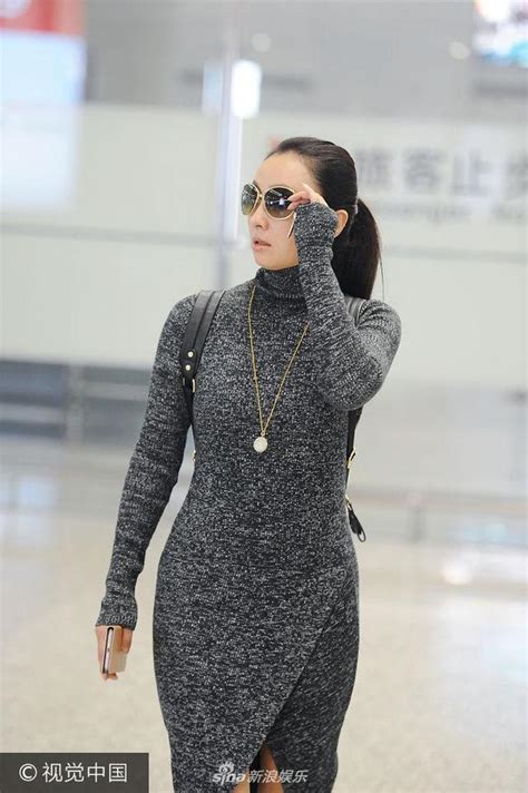 45歲小陶虹緊身裙秀曲線 搖曳生姿氣場全開 每日頭條