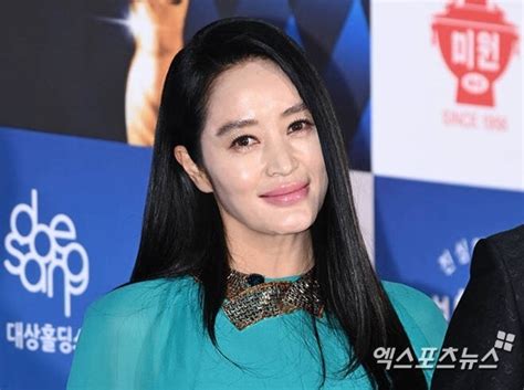 청룡 여신 김혜수 30년 만에 내려놓는 마이크…류승룡·이미도 존경 [엑s 이슈] 나무뉴스
