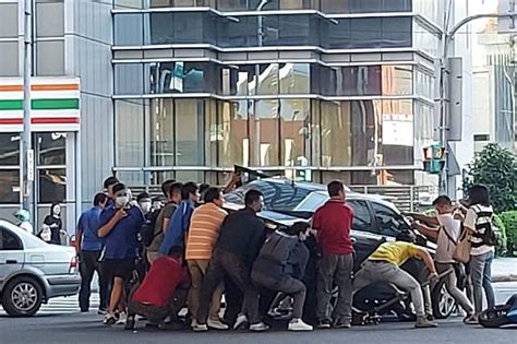 超感人畫面！新北騎士車禍被捲入車底 10多民眾合力抬車救人 上報 Line Today