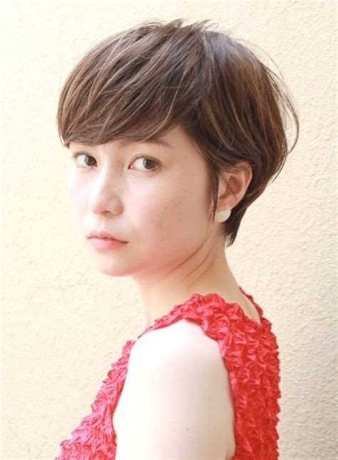 髪を切ってキレイになる！カジュアル派の「洗練大人ショート」10選 Locari（ロカリ）