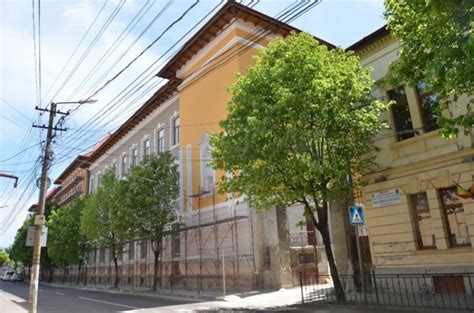 Colegiul Național „cd Loga” Din Caransebeș începe Să Prindă Culoare