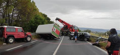 Incidente Sulla Ragusa Catania Scontro Frontale Tra Auto E Roulotte