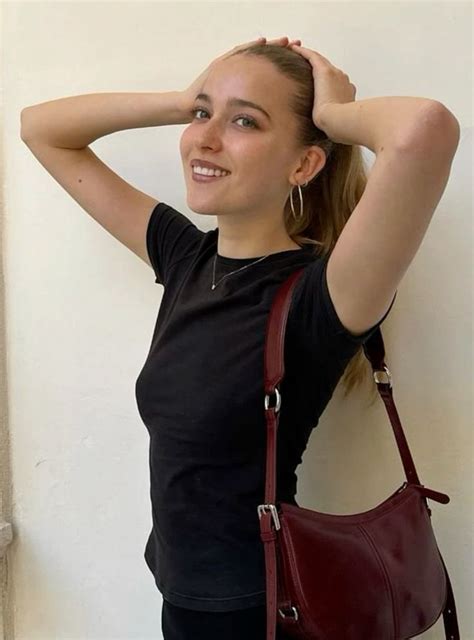 Eva Meloche🍒 Sneakers Street Style Fashion Outfits Fashion