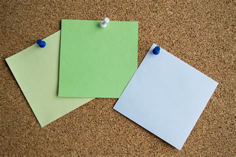 코르크 보드에 녹색 흰색 노란색의 세 종이 노트 흰색 푸시 핀 부착 복사 공간 0명에 대한 스톡 사진 및 기타 이미지 0명