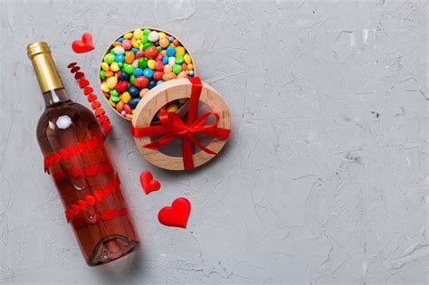 선물과 초콜릿 발렌타인 데이에 대한 컬러 배경에 레드 와인 병 복사 공간이있는 초콜릿 탑 뷰의 선물 상자가있는 하트 모양 리본상에 대한 스톡 사진 및 기타 이미지 Istock