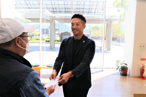 5月9日山崎町出身の高野さんがやまさき文化大学へ30万円寄付宍粟市