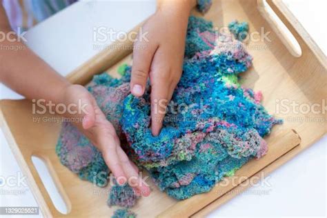운동 모래 클로즈업과 함께 노는 어린 소녀의 손 여름철야외에서 레저 활동 2 3 살에 대한 스톡 사진 및 기타 이미지 2 3