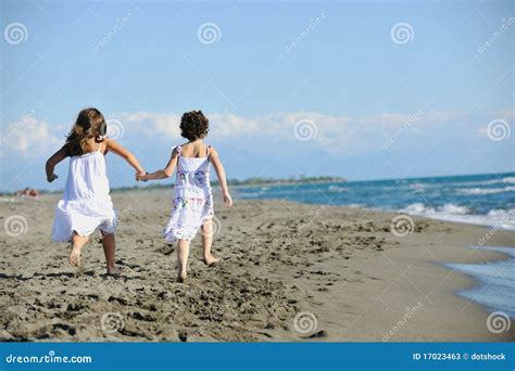 Милые маленькие девочки на пляже Стоковое Изображение изображение насчитывающей дневные