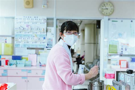 麻豆新樓醫院 開診前的日常，迎接一天的開始， 給心情一份鼓勵，給生命一份感激！ 😘🥰門診注射室與您同在