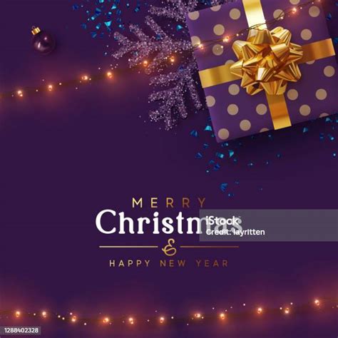 휴일 배경 메리 크리스마스 새해 복 많은 년 사실적인 축제 물건 반짝이는 조명 화환 보라색 선물 상자 라일락 볼 바블 반짝이는 보라색 색종이가 있는 Xmas 디자인 수평