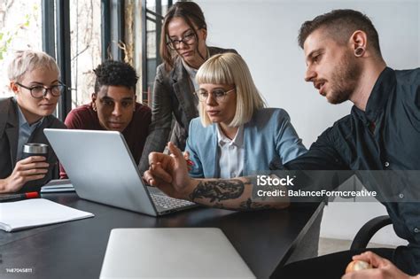 사무실에서 새로운 프로젝트를 진행하는 캐주얼 팀 작업자와 프로그래머 그룹 엔지니어에 대한 스톡 사진 및 기타 이미지 엔지니어 웹 디자이너 일체감 Istock