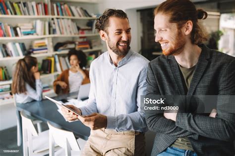 젊은 비즈니스 사람들과 디자이너의 그룹 그들은 새로운 프로젝트에서 일하고 있습니다 시작 개념입니다 건축가에 대한 스톡 사진 및 기타 이미지 Istock