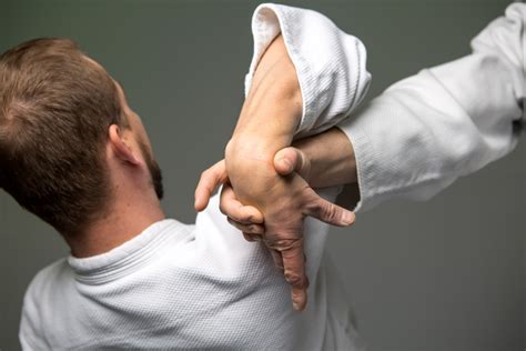 Should Wristlocks Be Taught In Law Enforcement Defensive Tactics